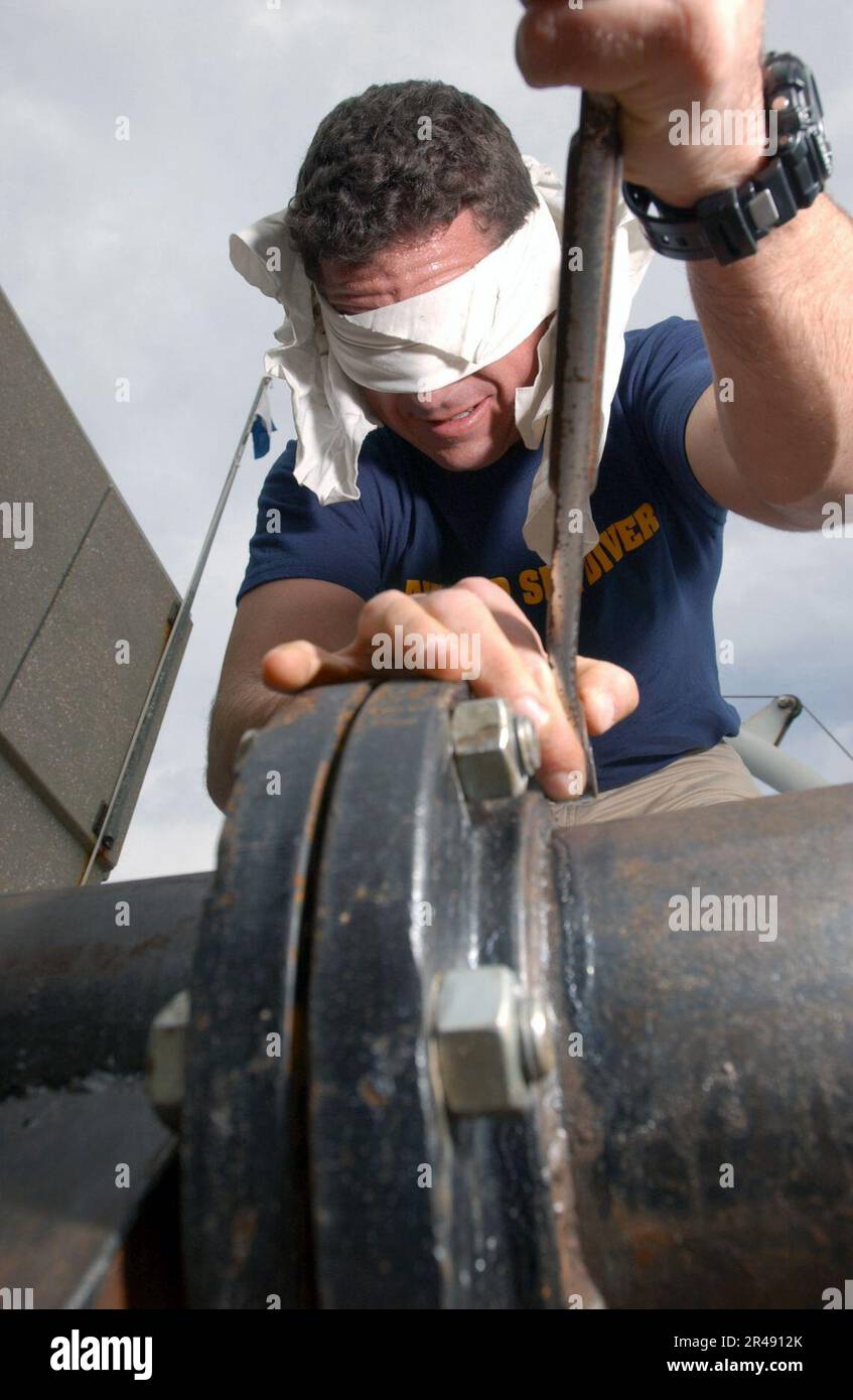 US Navy practicing building a flange while blindfolded Stock Photo - Alamy