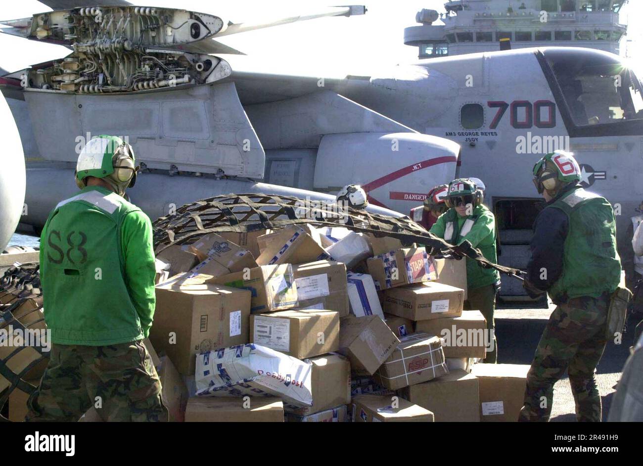 US Navy Mail handling at sea Stock Photo - Alamy