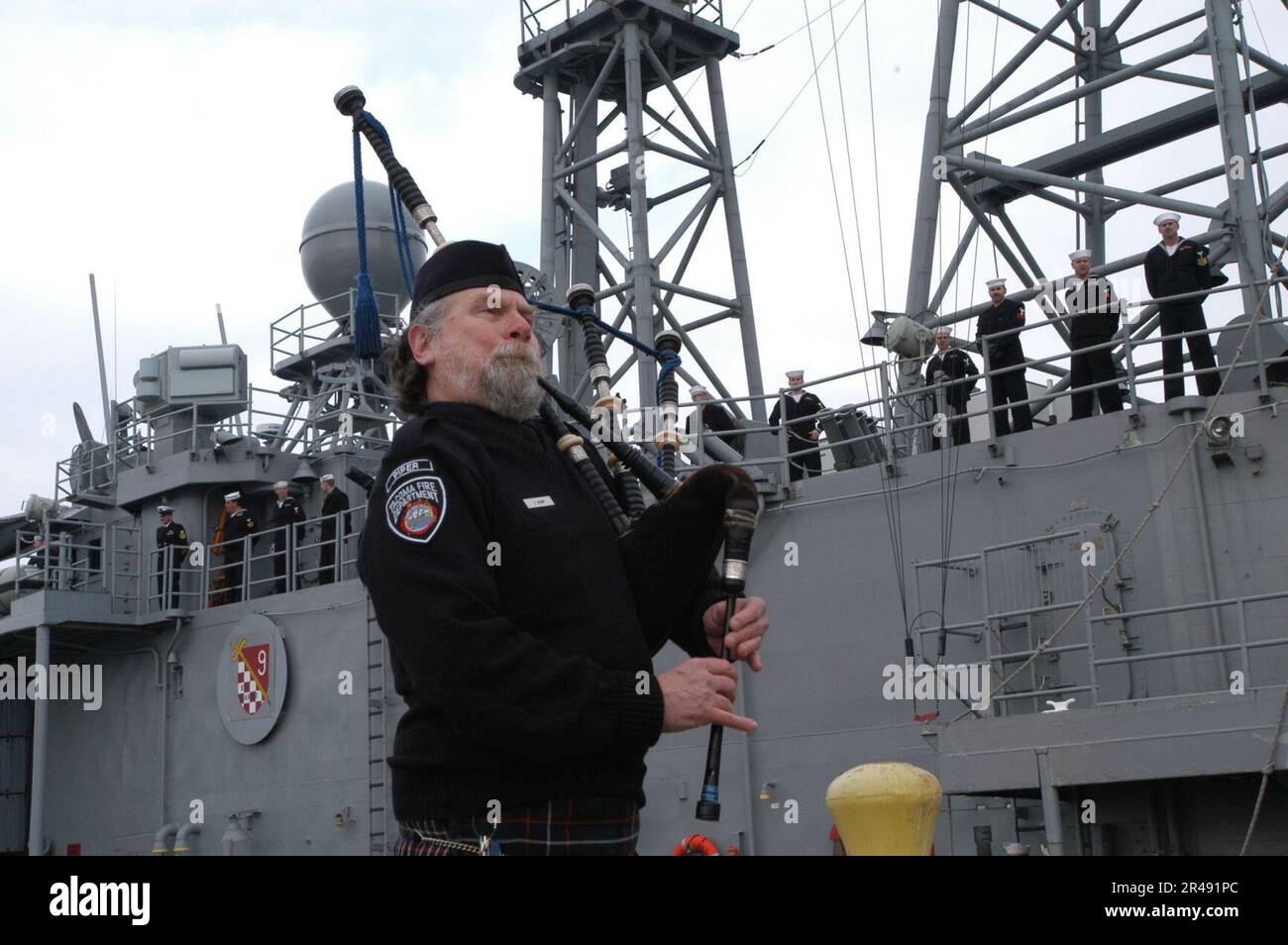 US Navy USS Rodney M. Davis (FFG 60) departs homeport for deployment ...