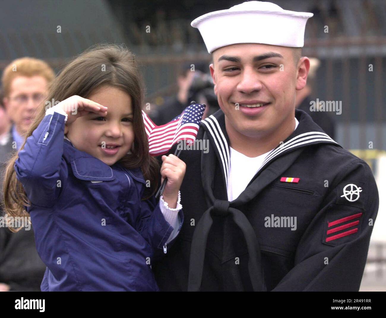 US Navy Sailor says goodbye to his daughter before deploying with USS ...