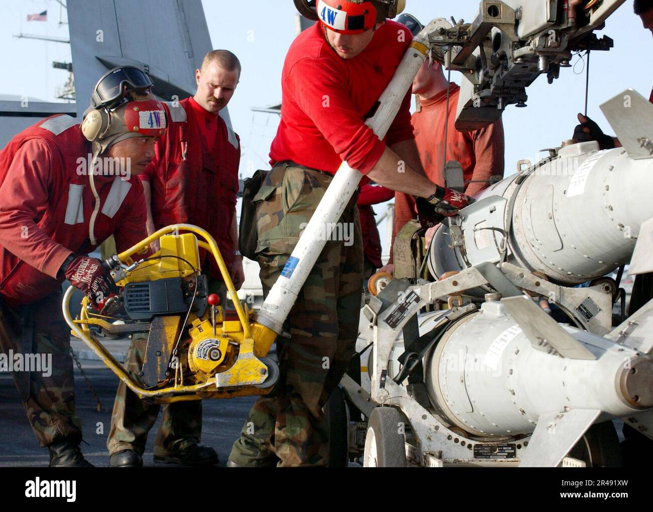 US Navy Aviation ordnancemen load a bomb Stock Photo - Alamy