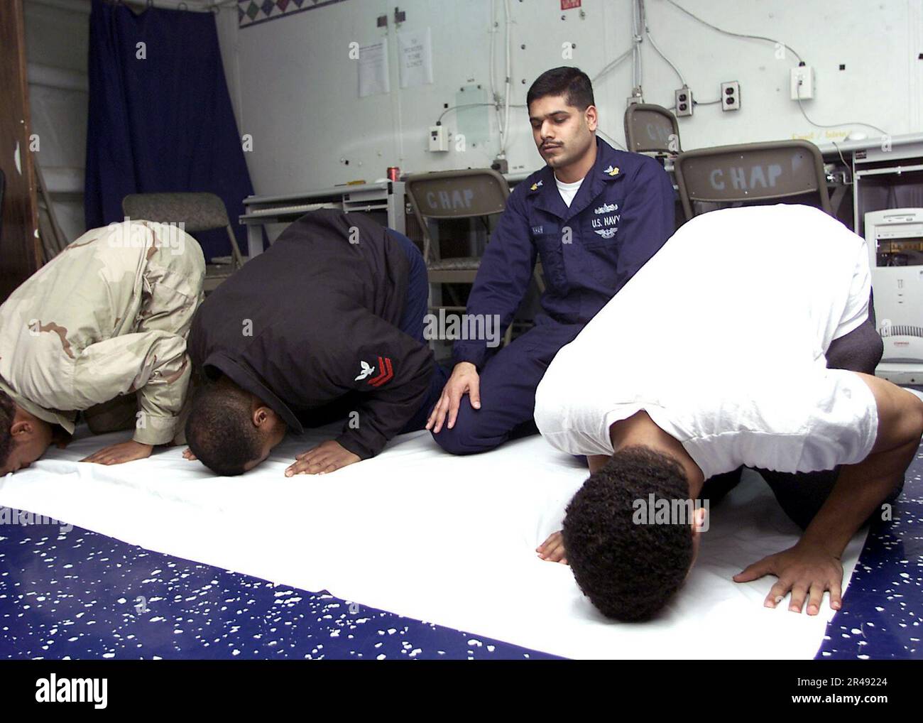 US Navy Sailors aboard the amphibious assault ship USS Saipan (LHA 2 ...