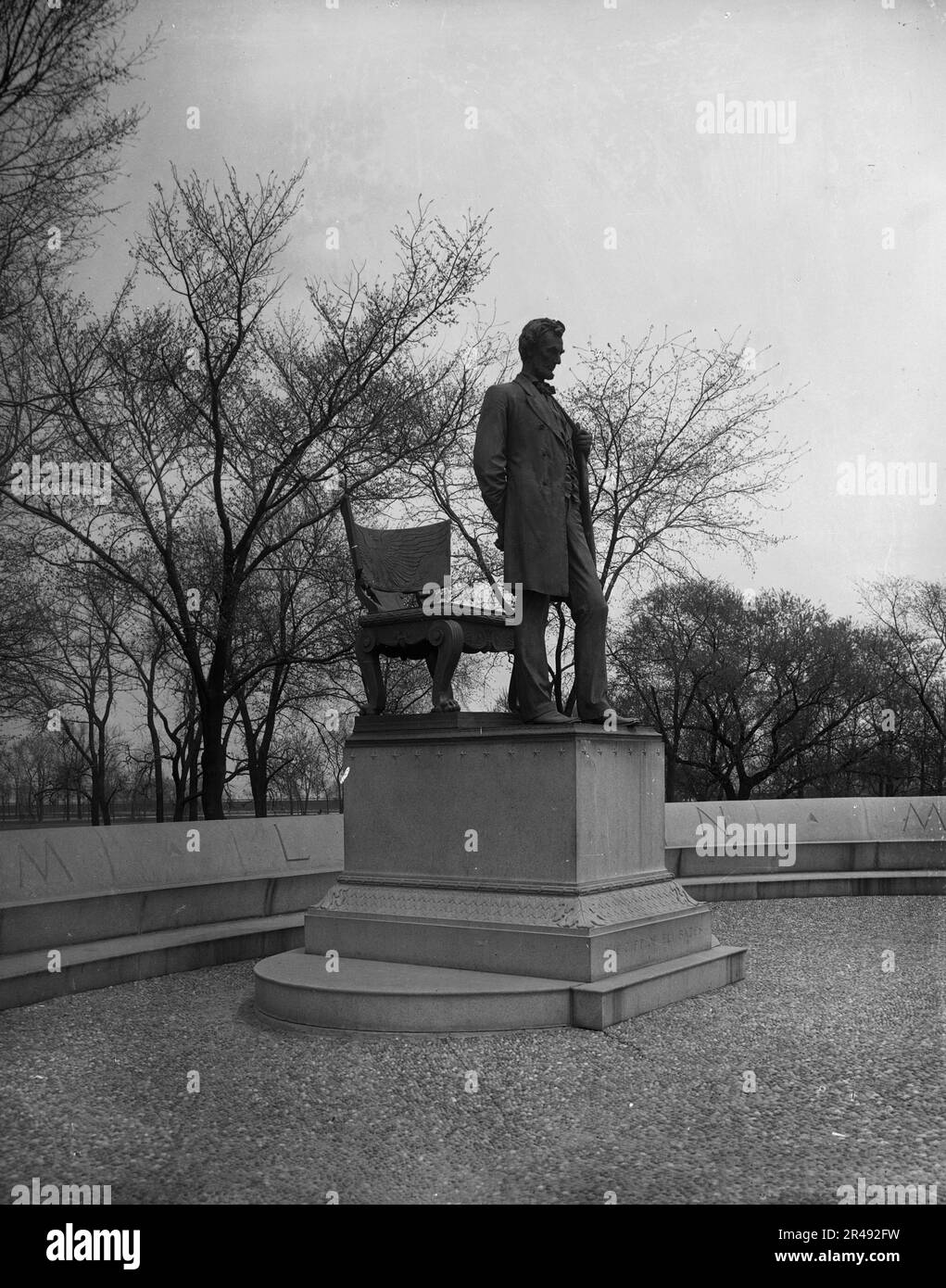 Lincoln statue, [Lincoln Park, Chicago, Ill.], between 1900 and 1905 ...