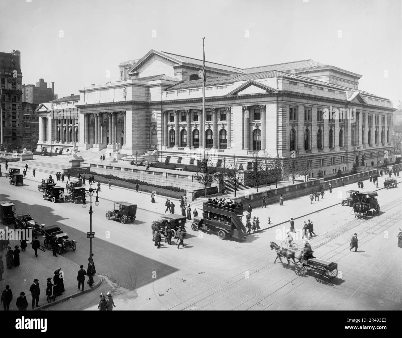 New york public library facade bw hi-res stock photography and images ...