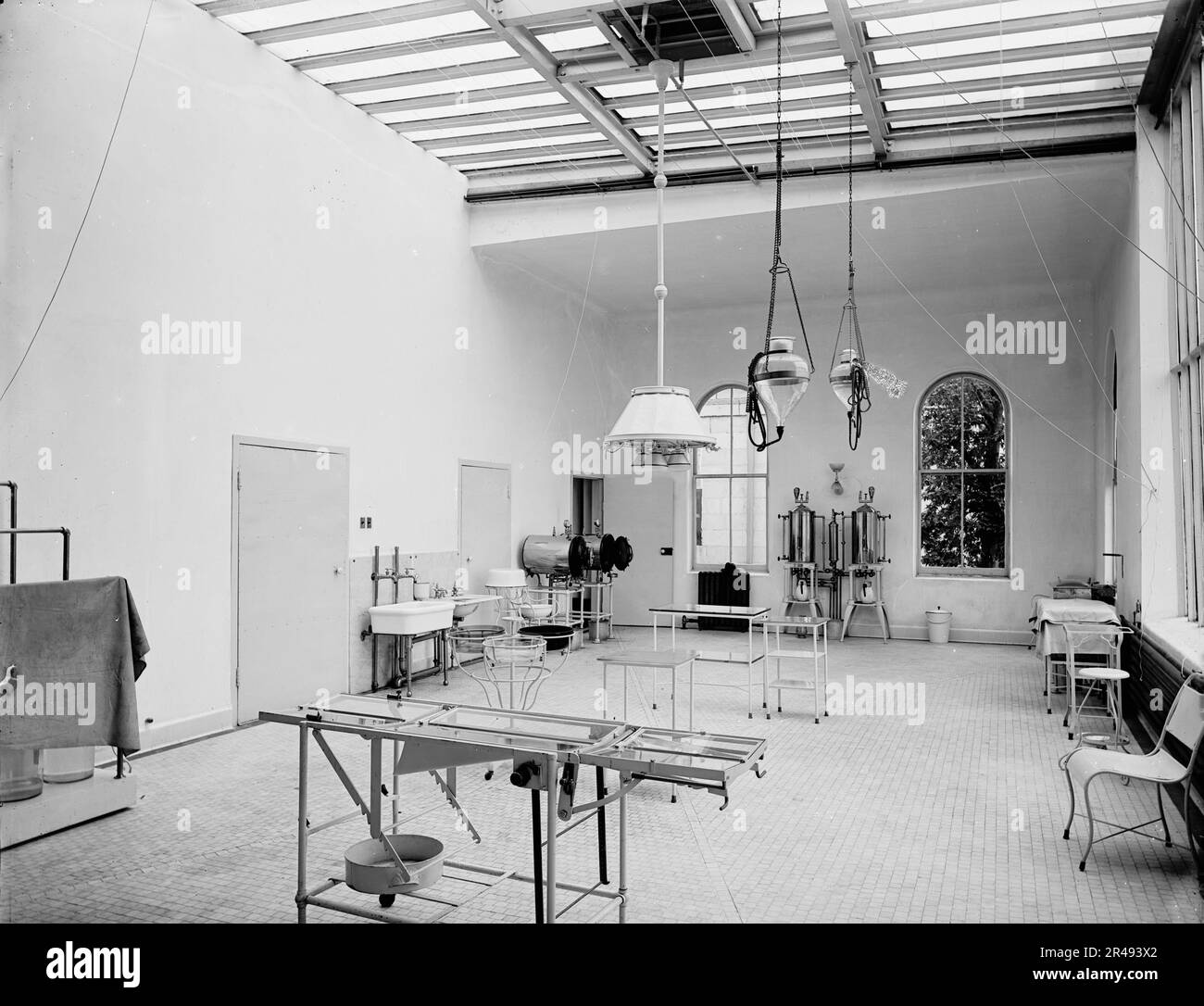 Operating room in Brooklyn Navy Yard Hospital, between 1890 and 1901 ... Operating room in Brooklyn Navy Yard Hospital, between 1890 and 1901 ...