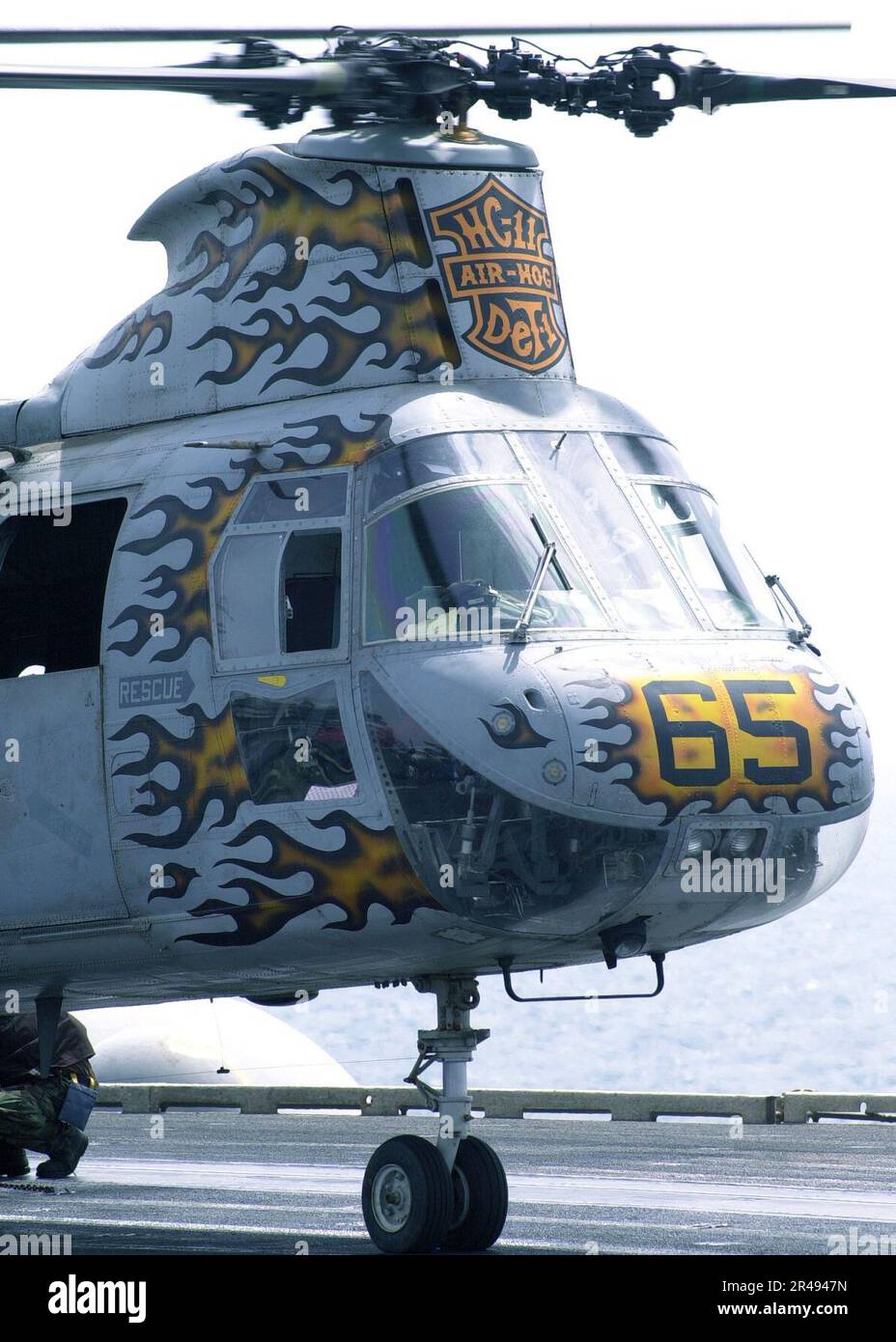 US Navy CH-46 Sea Knight from Helicopter Composite Squadron 11 (HC-11 ...