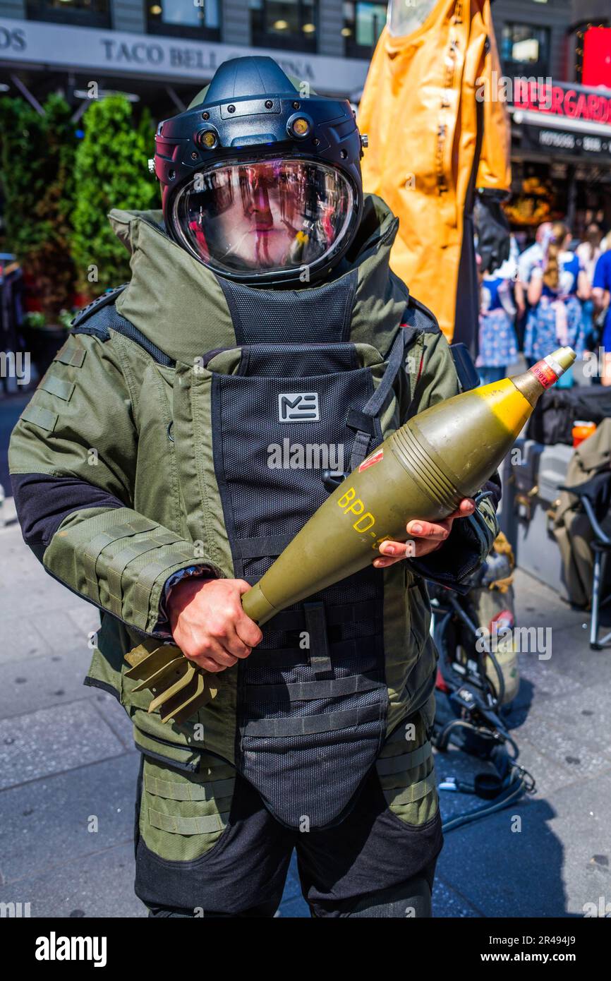 New York, New York, USA. 26th May, 2023. US Marine with ordance ...