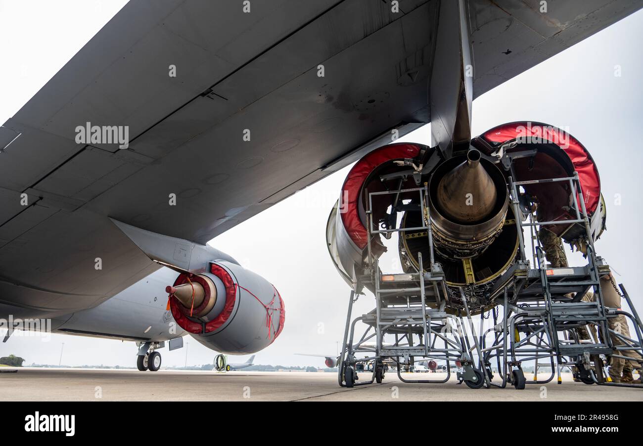 Aircraft propulsion technicians with the 6th Aircraft Maintenance ...
