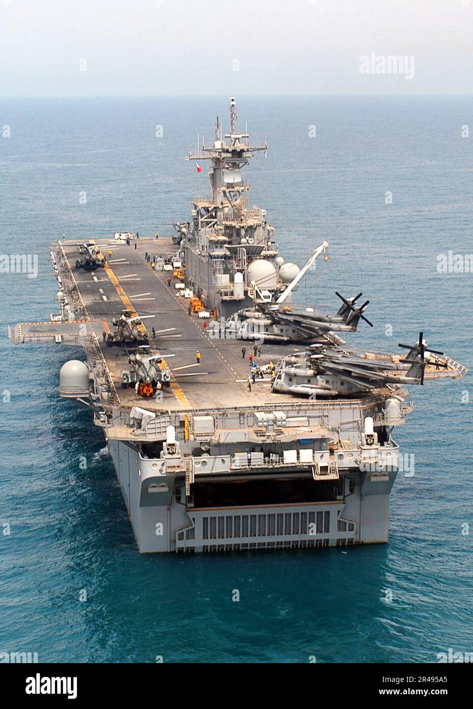 US Navy The amphibious assault ship USS Kearsarge (LHD 3) conducting ...