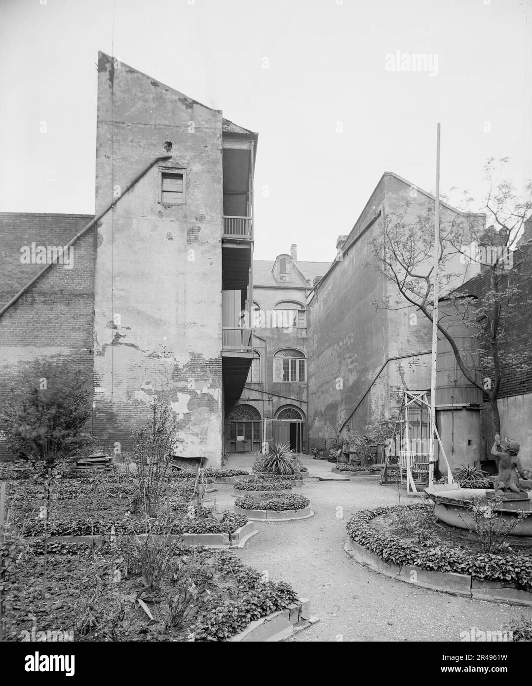 Old French court yard, New Orleans, La., between 1900 and 1906 Stock ...
