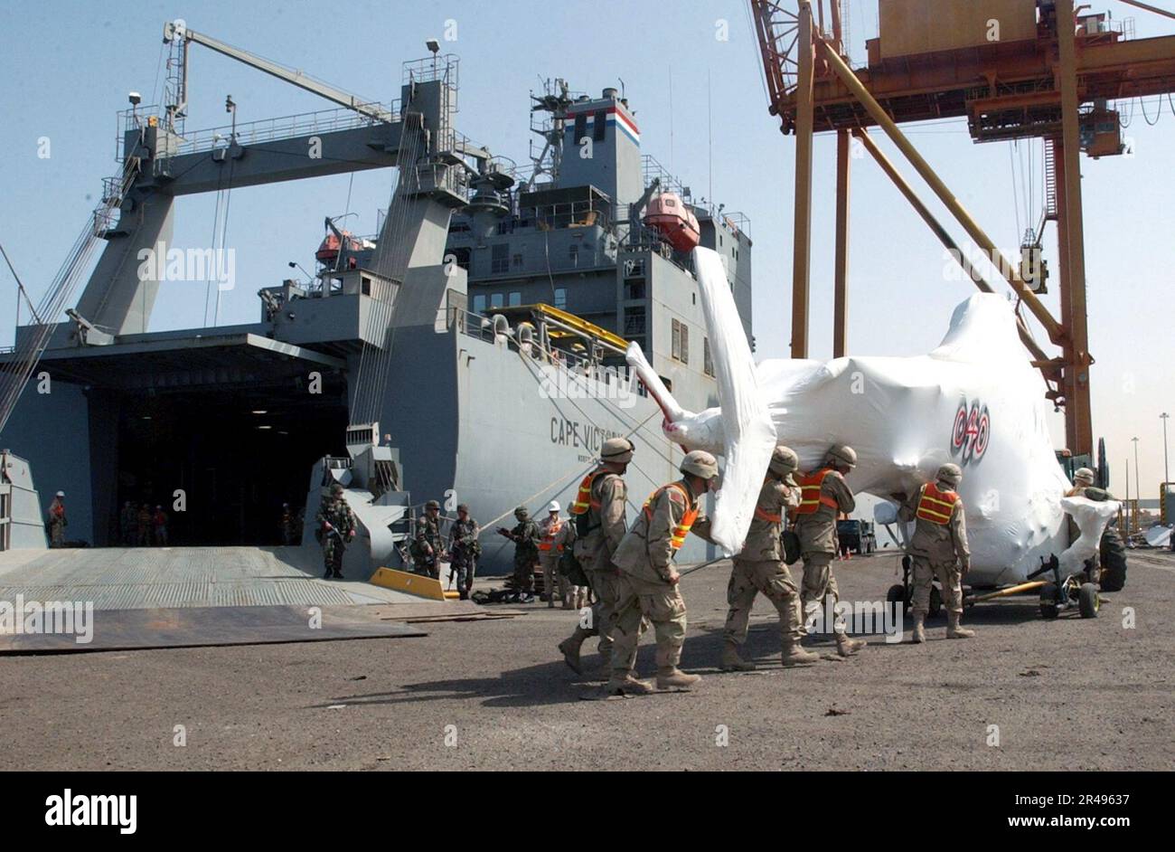 US Navy U.S. Army soldiers from the 4th Infantry division unload a ...