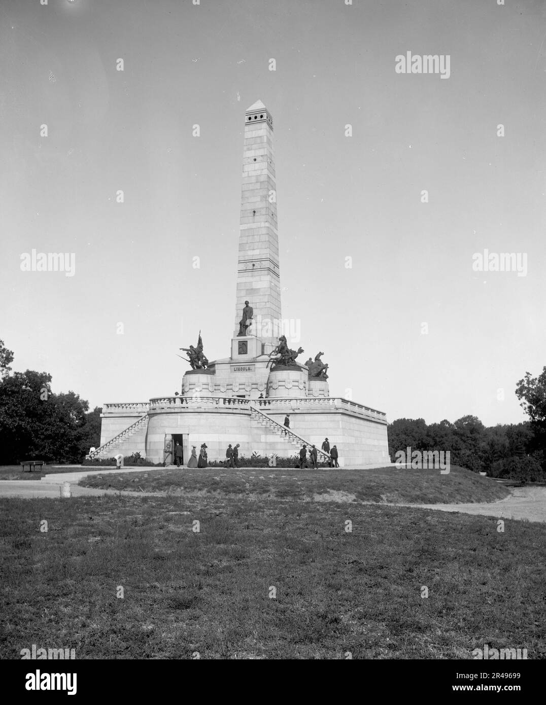 Lincoln Monument, Oak Ridge Cemetery, Springfield, Ill., between 1900 ...