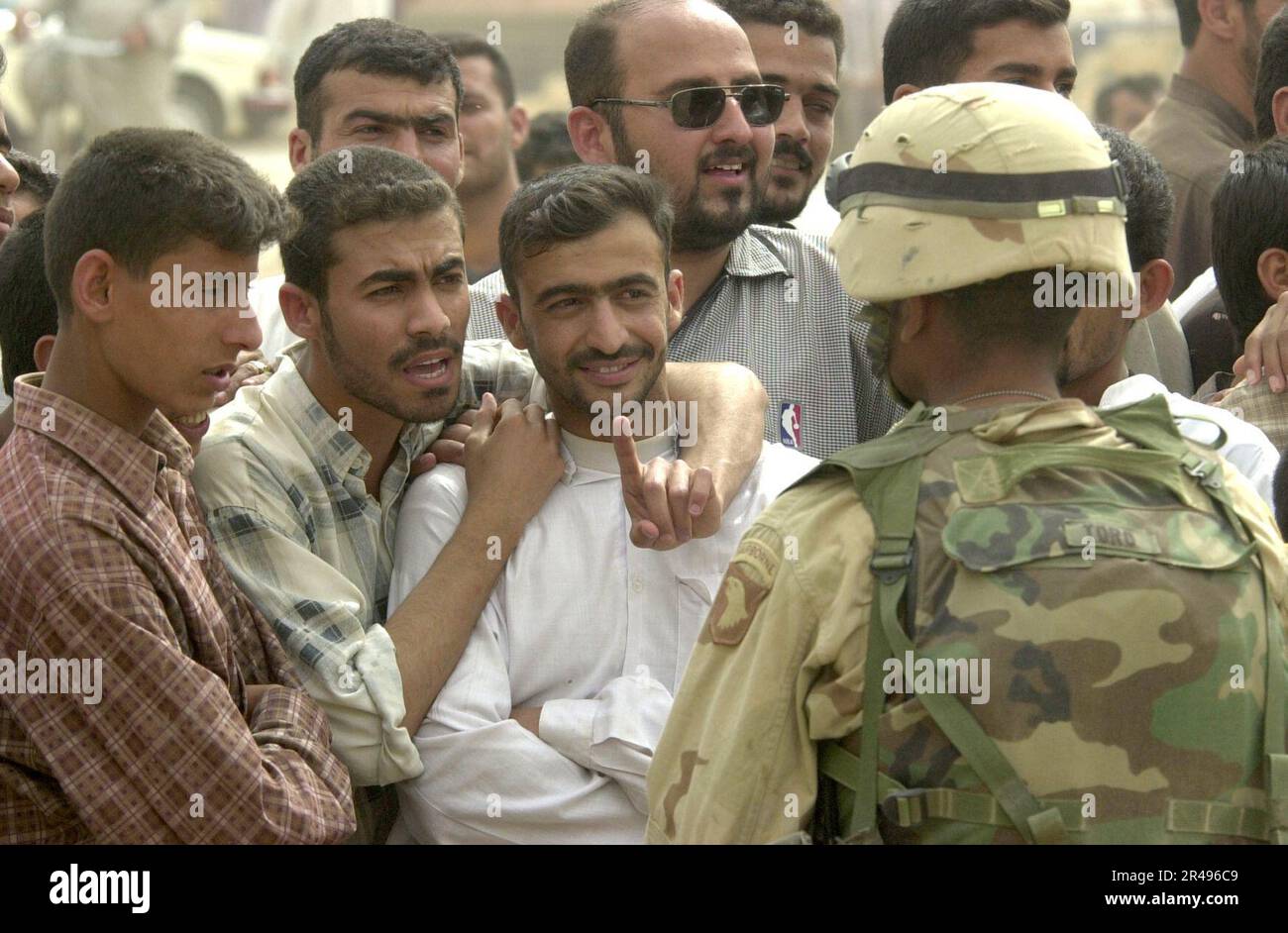 US Navy Iraqis share a laugh with a U.S. Army Stock Photo - Alamy