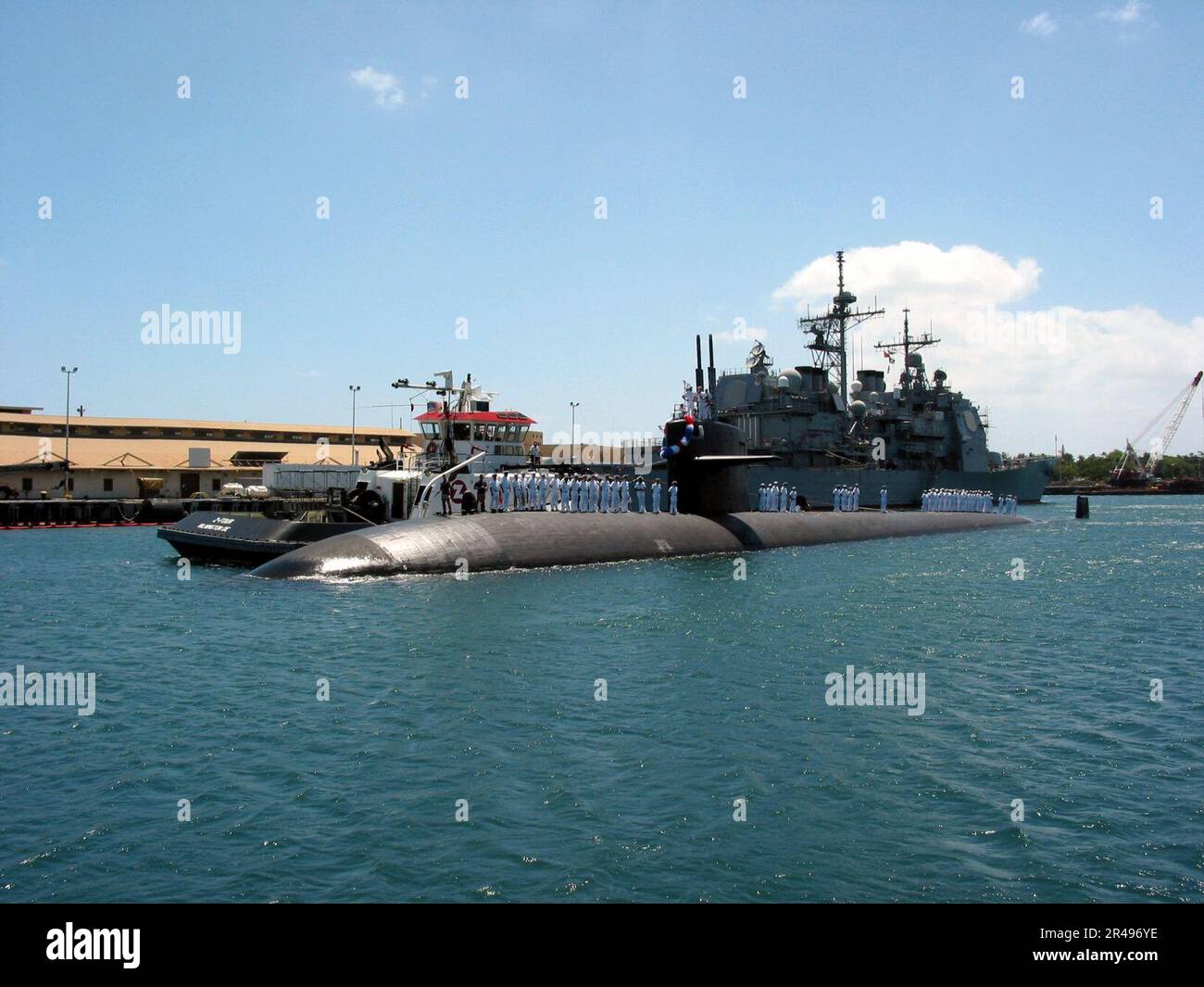 US Navy The fast-attack submarine USS Honolulu (SSN 718) returning to ...