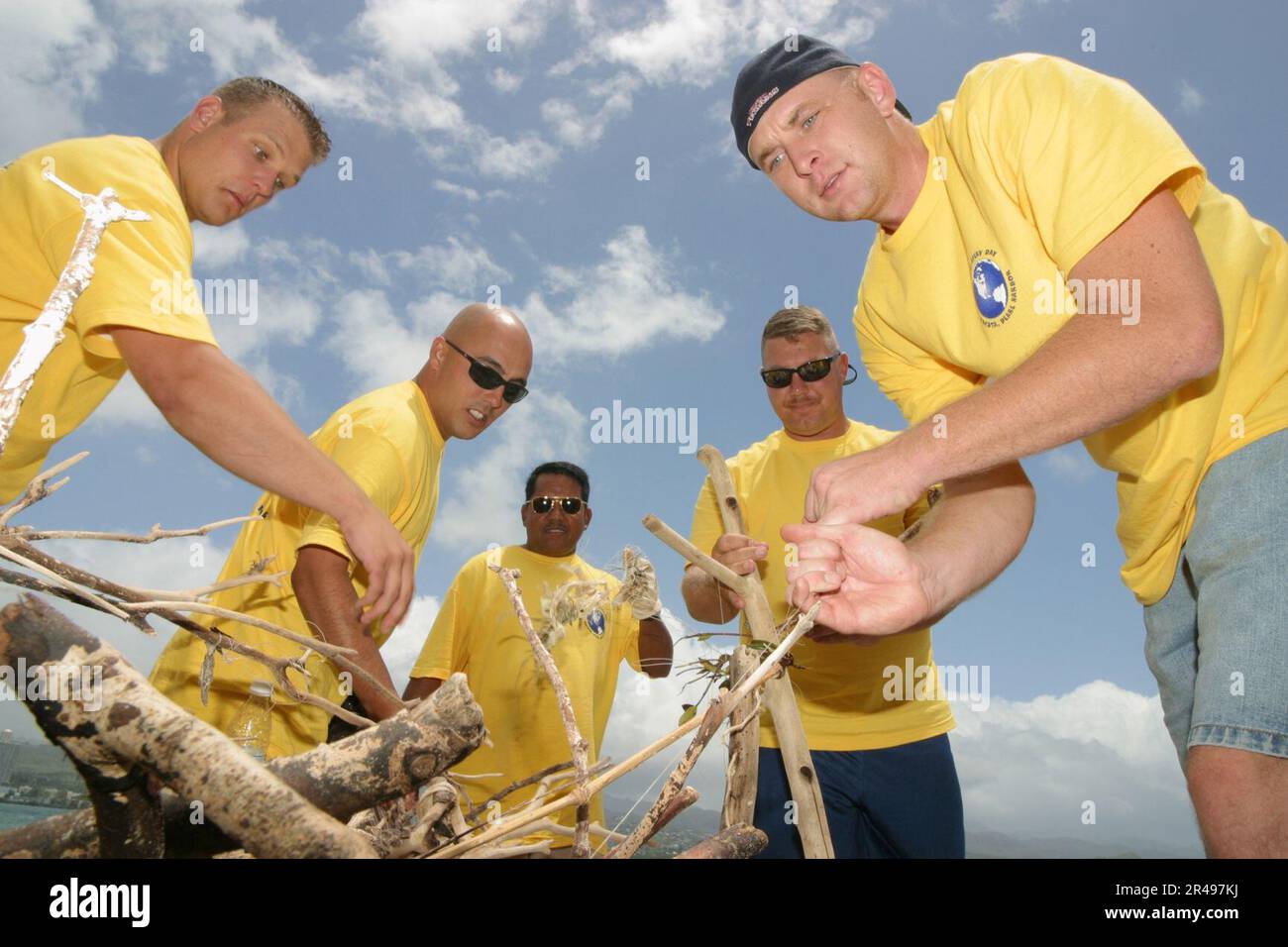 US Navy Nearly 500 Hawaii-based Sailors removed debris harmful to sea ...
