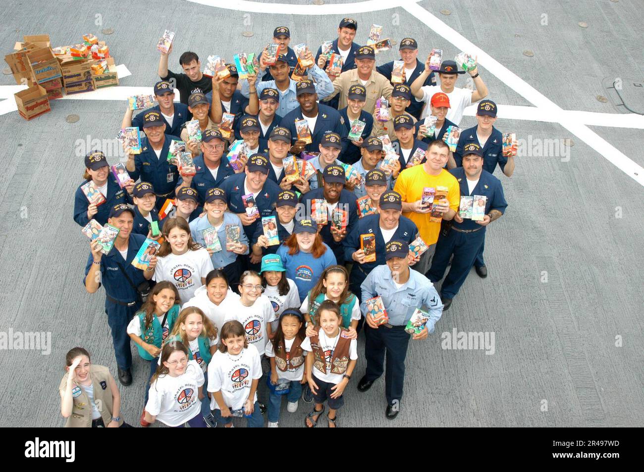 US Navy Crew members from the U.S. Navy guided missile destroyer USS ...