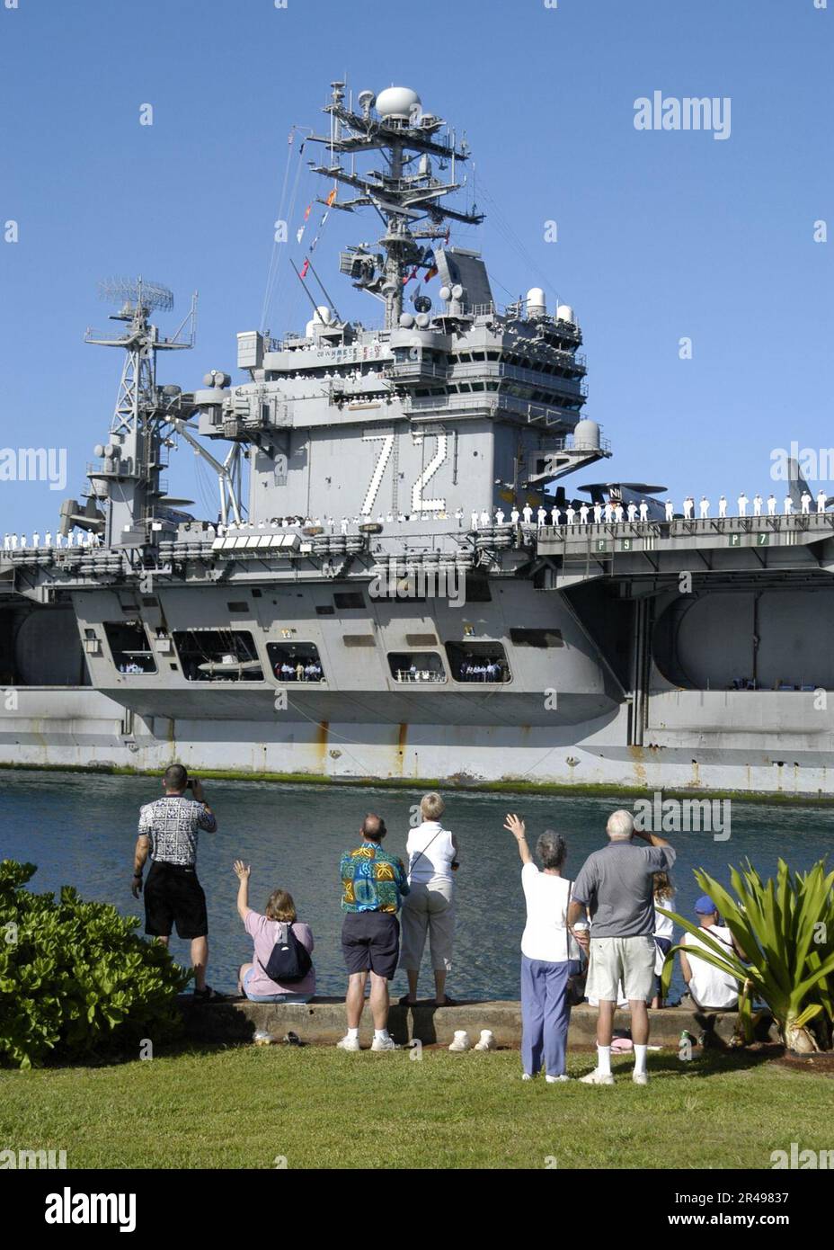 US Navy Spectators welcome the aircraft carrier, USS Abraham Lincoln ...