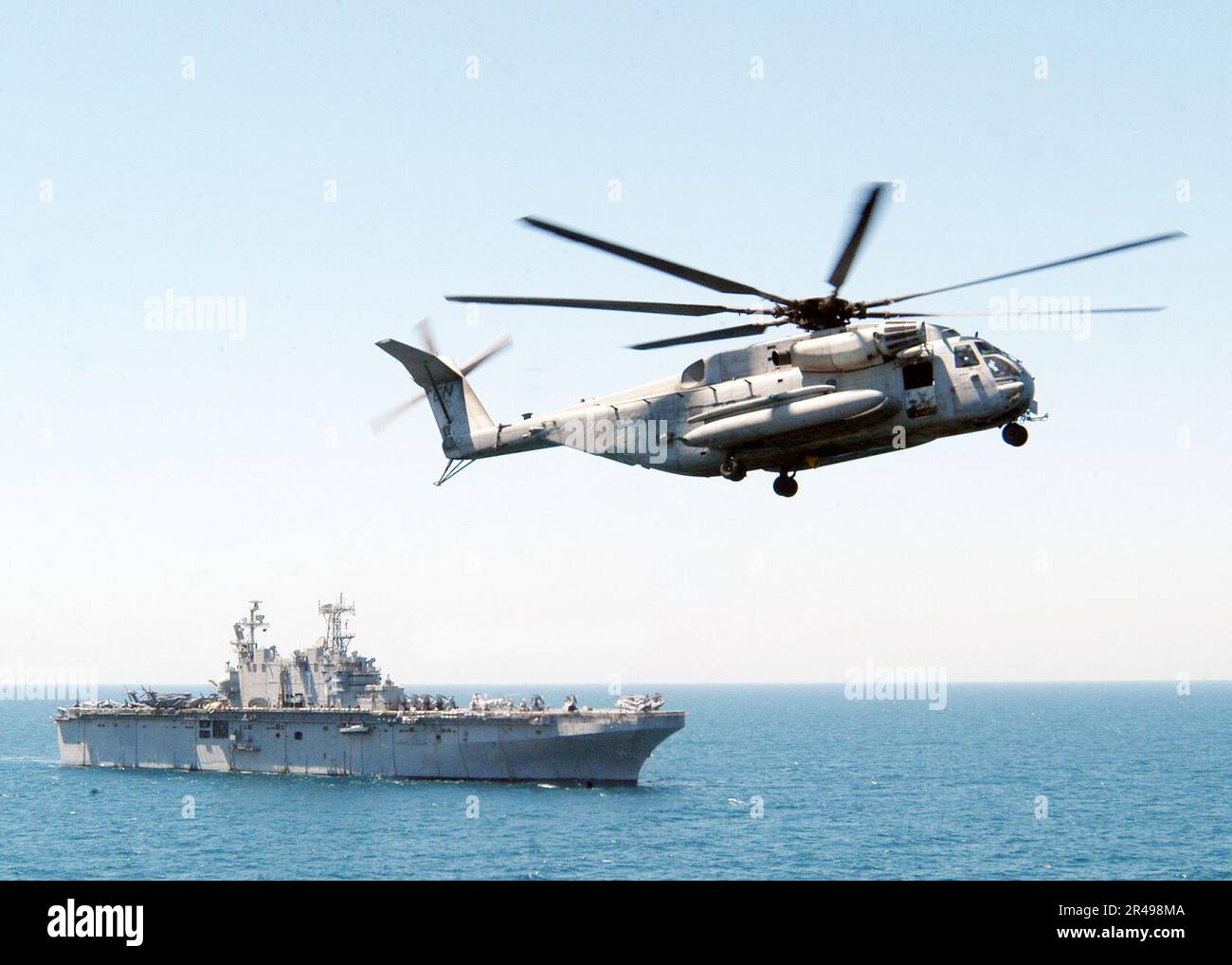 US Navy A CH-53E ''Super Stallion'' helicopter from Marine Heavy ...