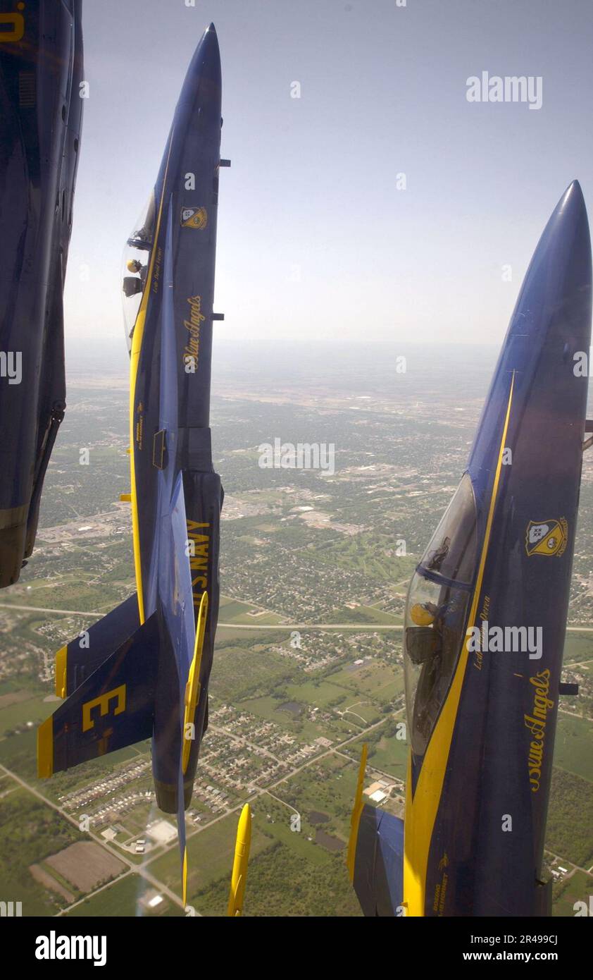 US Navy The Blue Angels Diamond formation performs the Diamond Roll ...