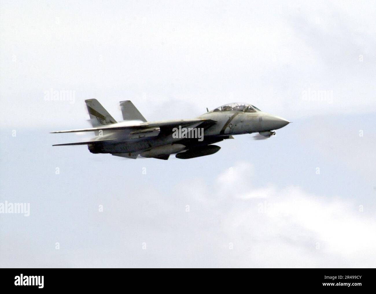 US Navy An F-14D Tomcat makes a supersonic fly-by Stock Photo - Alamy