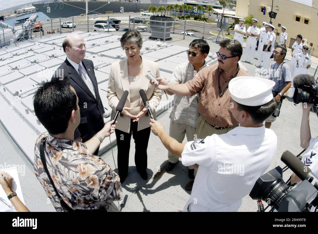 US Navy Hawaii's Governor, Linda Lingle and the Acting Secretary of the ...