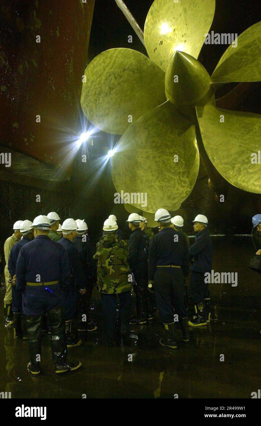 US Navy Kitty Hawk (CV 63) hull inspection team, assembled by the ship ...
