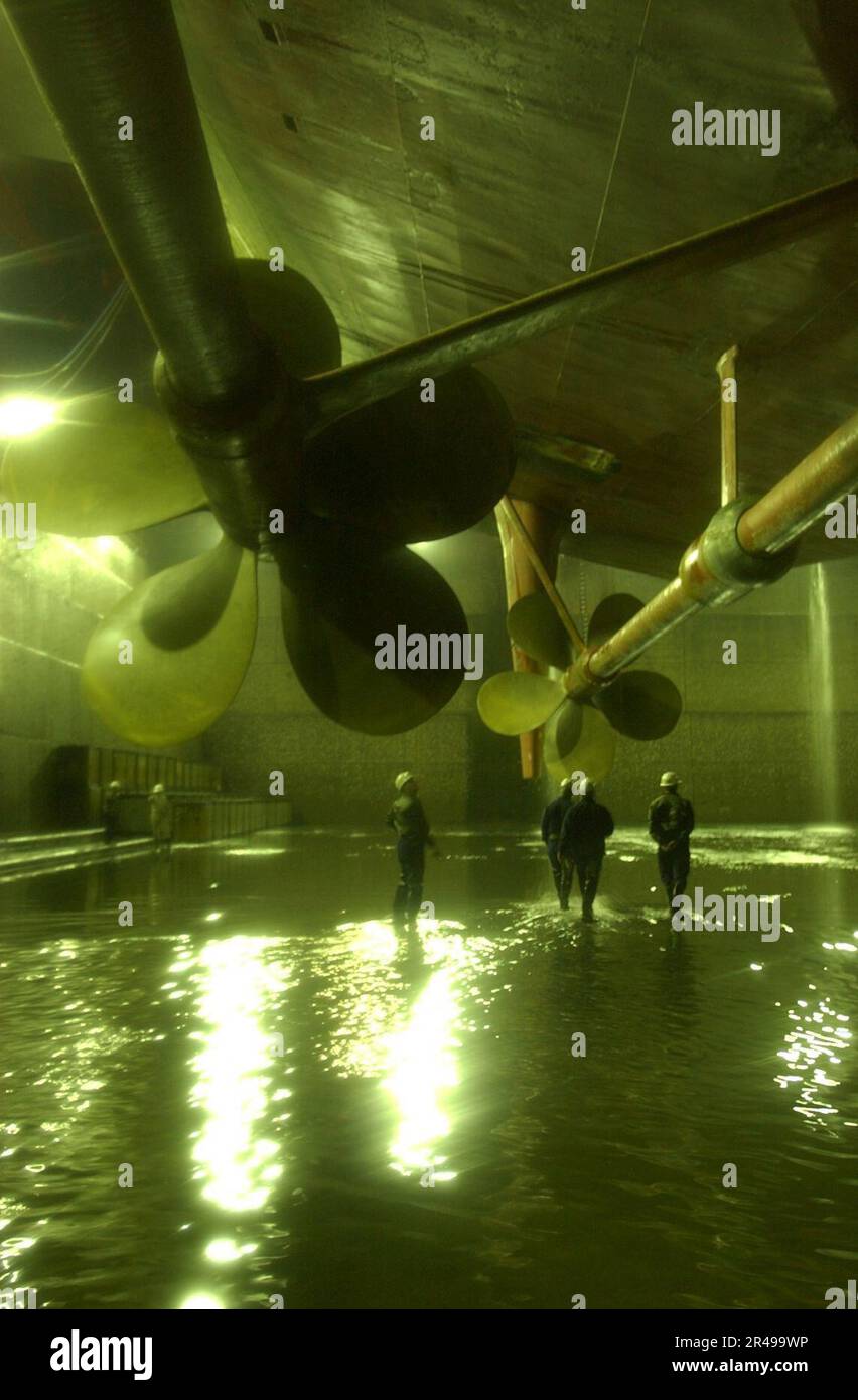 US Navy Kitty Hawk (CV 63) hull inspection team, assembled by the ship ...