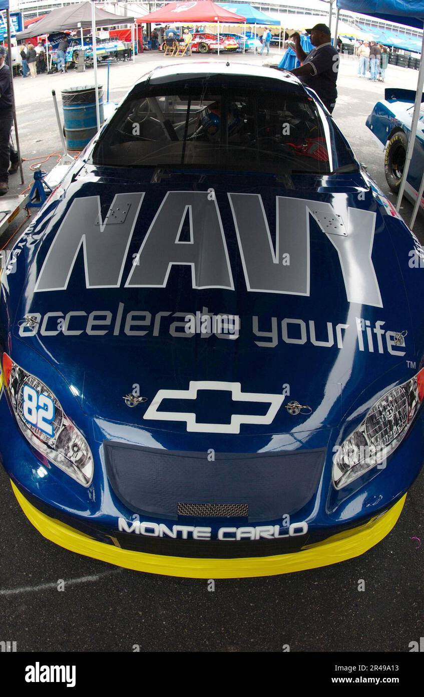 US Navy The Fitz-Bradshaw racing team pit crew prepare the U.S. Navy ...