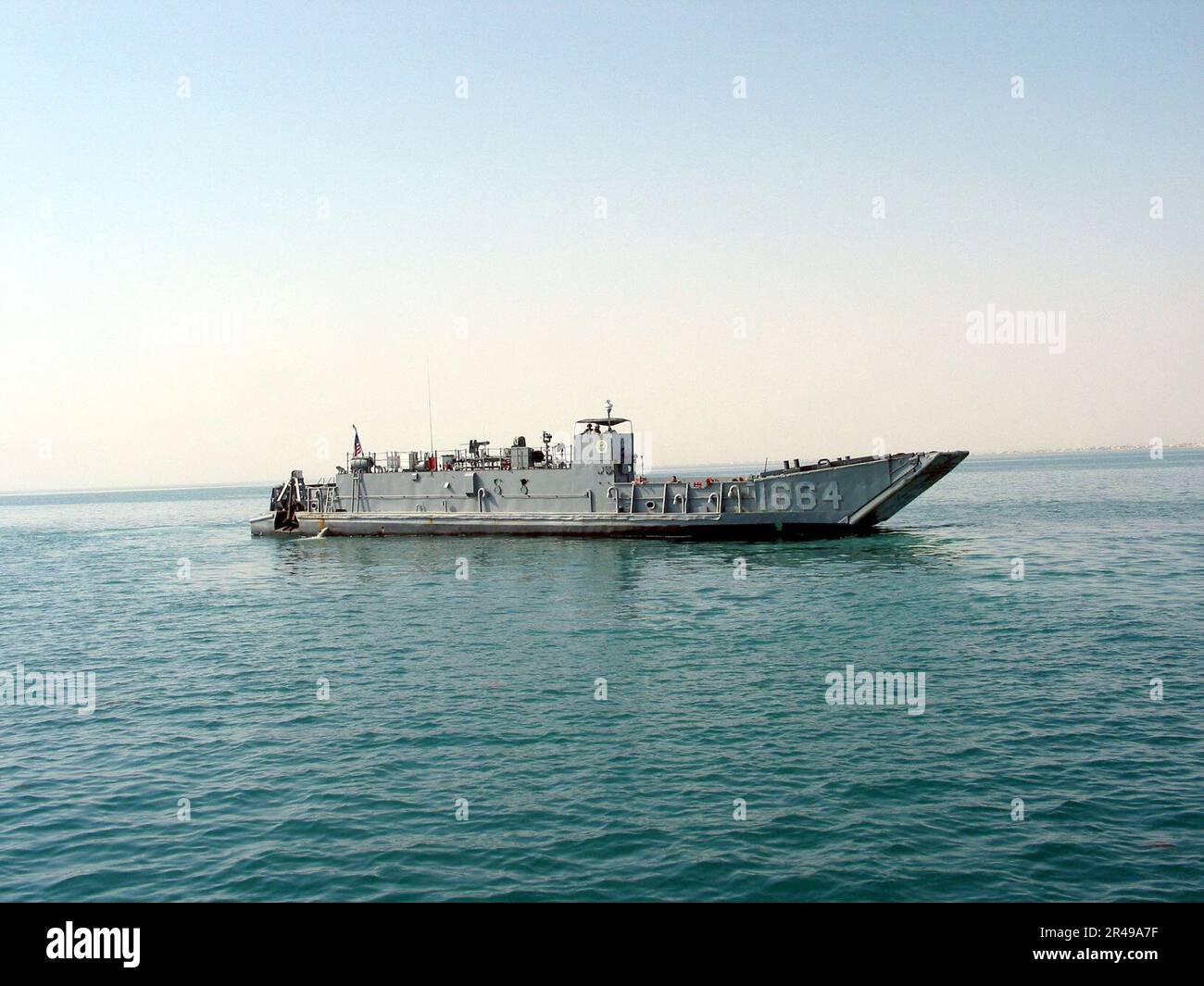 US Navy The Landing Craft Utility 1664 (LCU 1664) returns to the beach ...