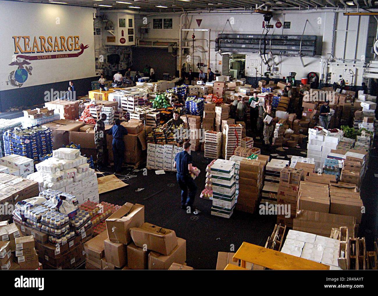 US Navy The amphibious assault ship USS Kearsarge (LHD 3) conducts a ...