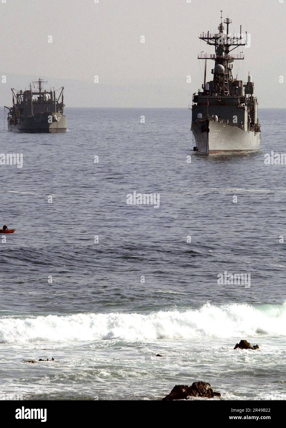 US Navy USS O'Bannon (DD 987) at anchor off the coast of Antofagasta ...