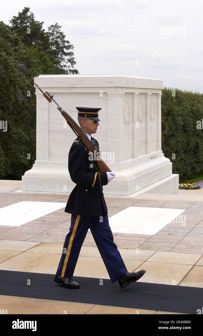 US Navy The Tomb of the Unknowns at Arlington National Cemetery also ...