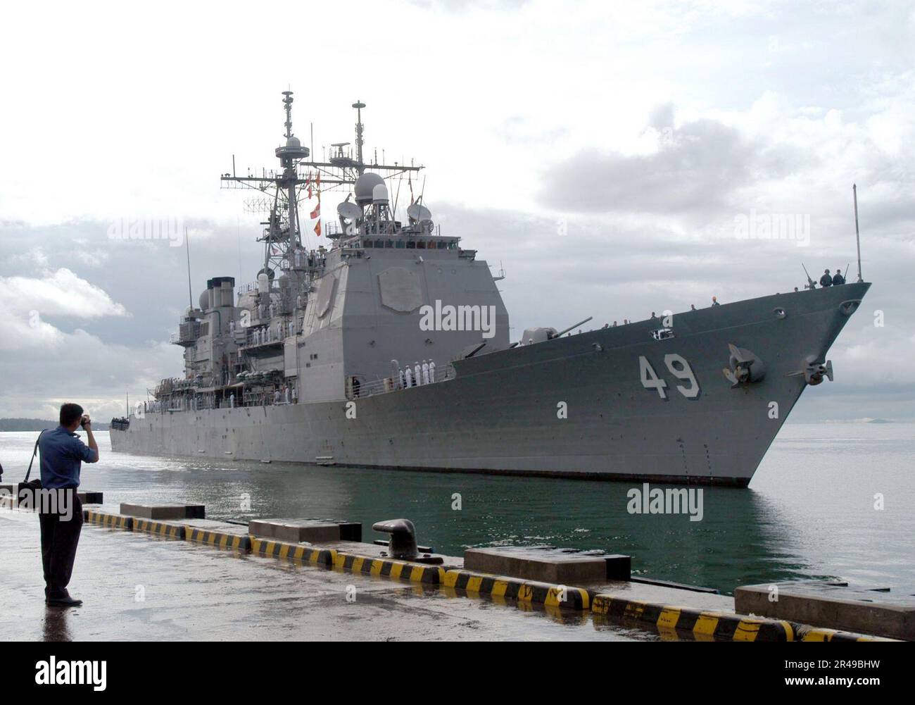 US Navy The guided missile cruiser USS Vincennes (CG 49) arrives for ...