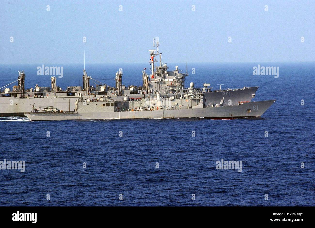 US Navy The guided missile frigate USS Ingraham (FFG 61) sails ...