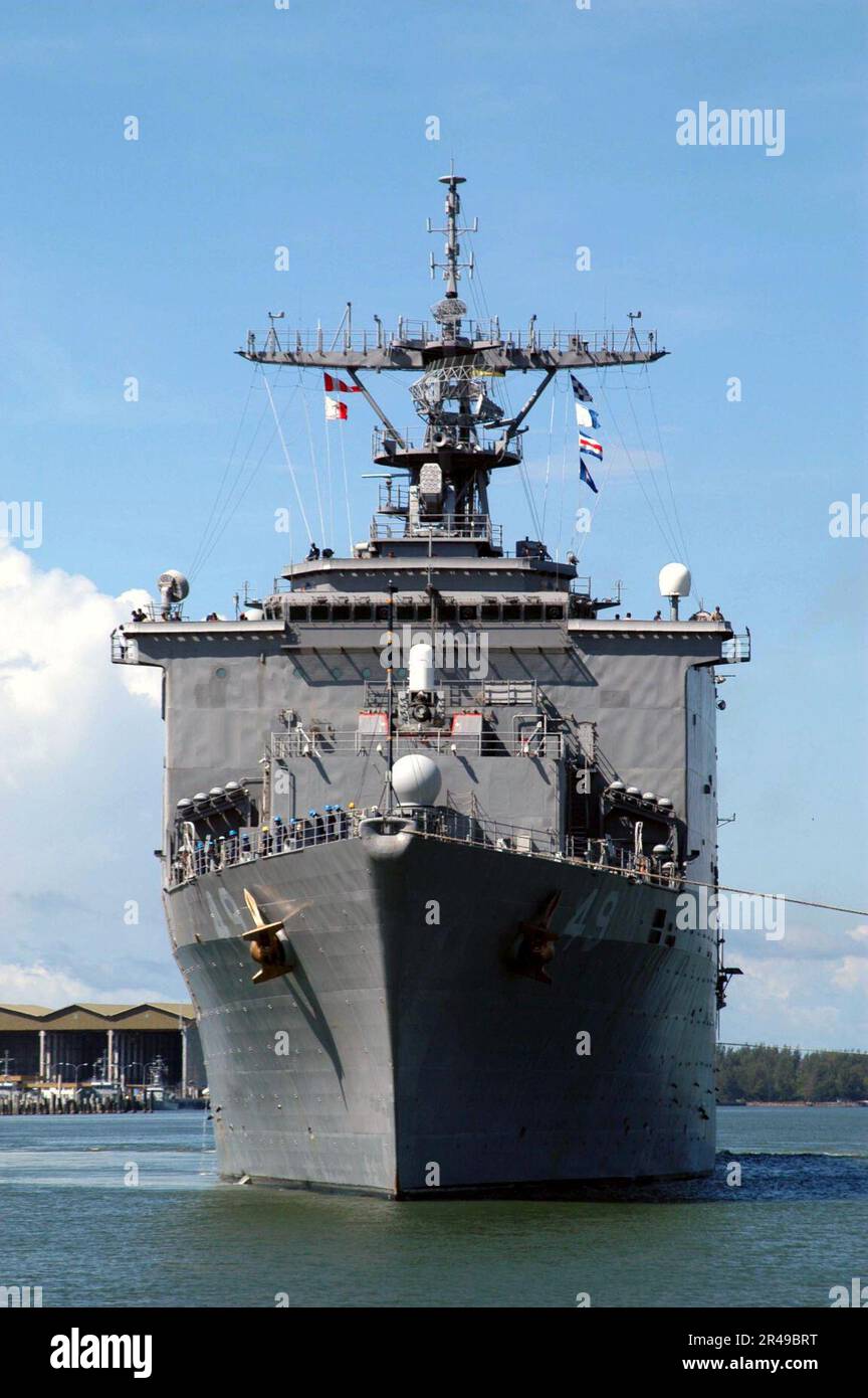 US Navy USS Harpers Ferry (LSD 49) gets underway Stock Photo - Alamy