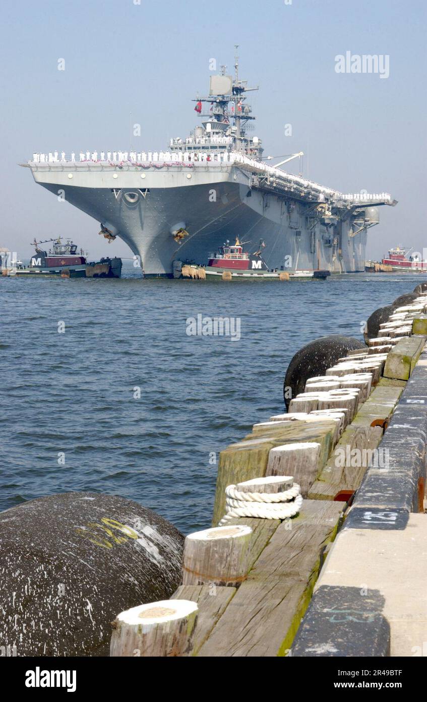US Navy Sailors man the rails aboard the amphibious assault ship USS ...