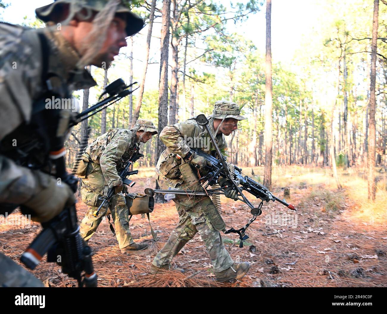 Soldiers assigned to the U.S. Army John F. Kennedy Special Warfare ...