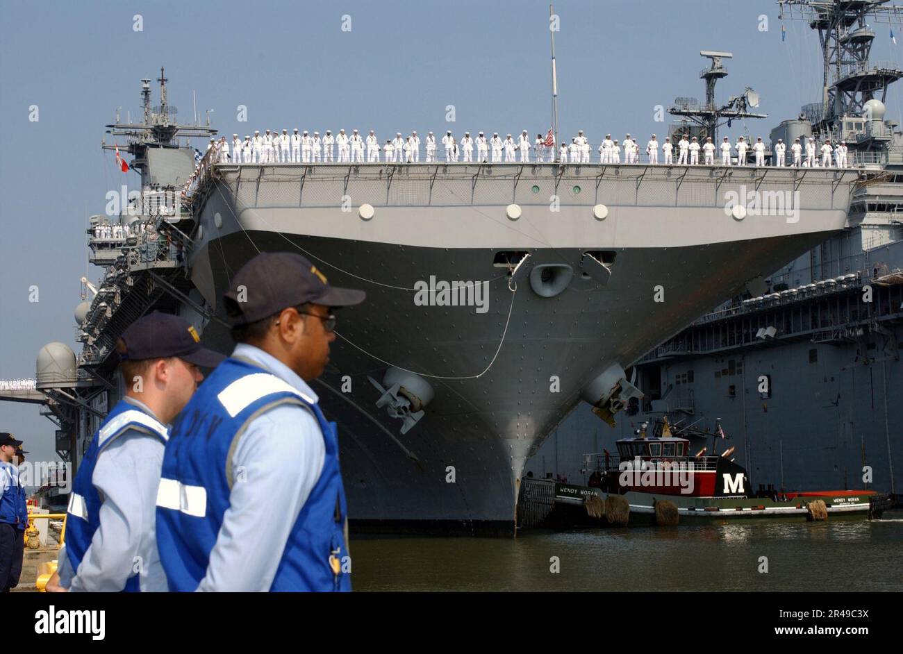 US Navy Line handlers stand by as USS Kearsarge (LHD 3) makes her ...