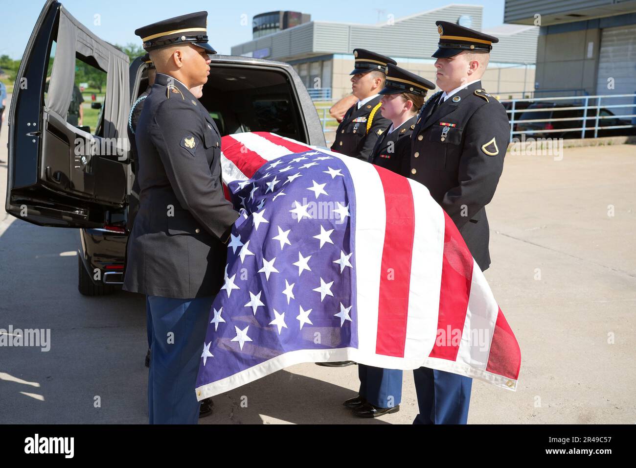 St. Louis, USA. 26th May, 2023. A military honor guard places a casket ...