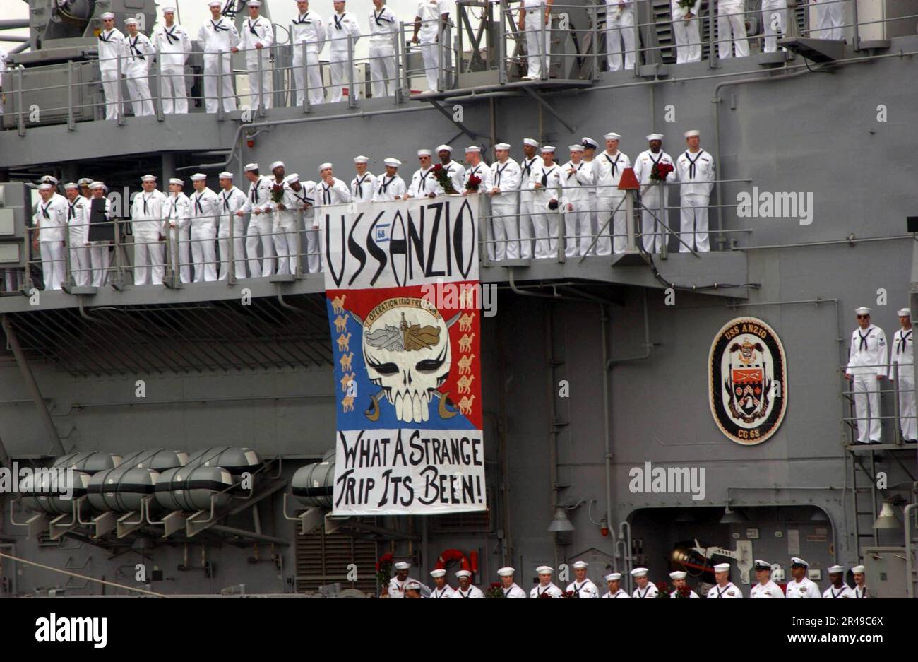 US Navy Sailors aboard guided missile cruiser USS Anzio (CG 68 Stock ...