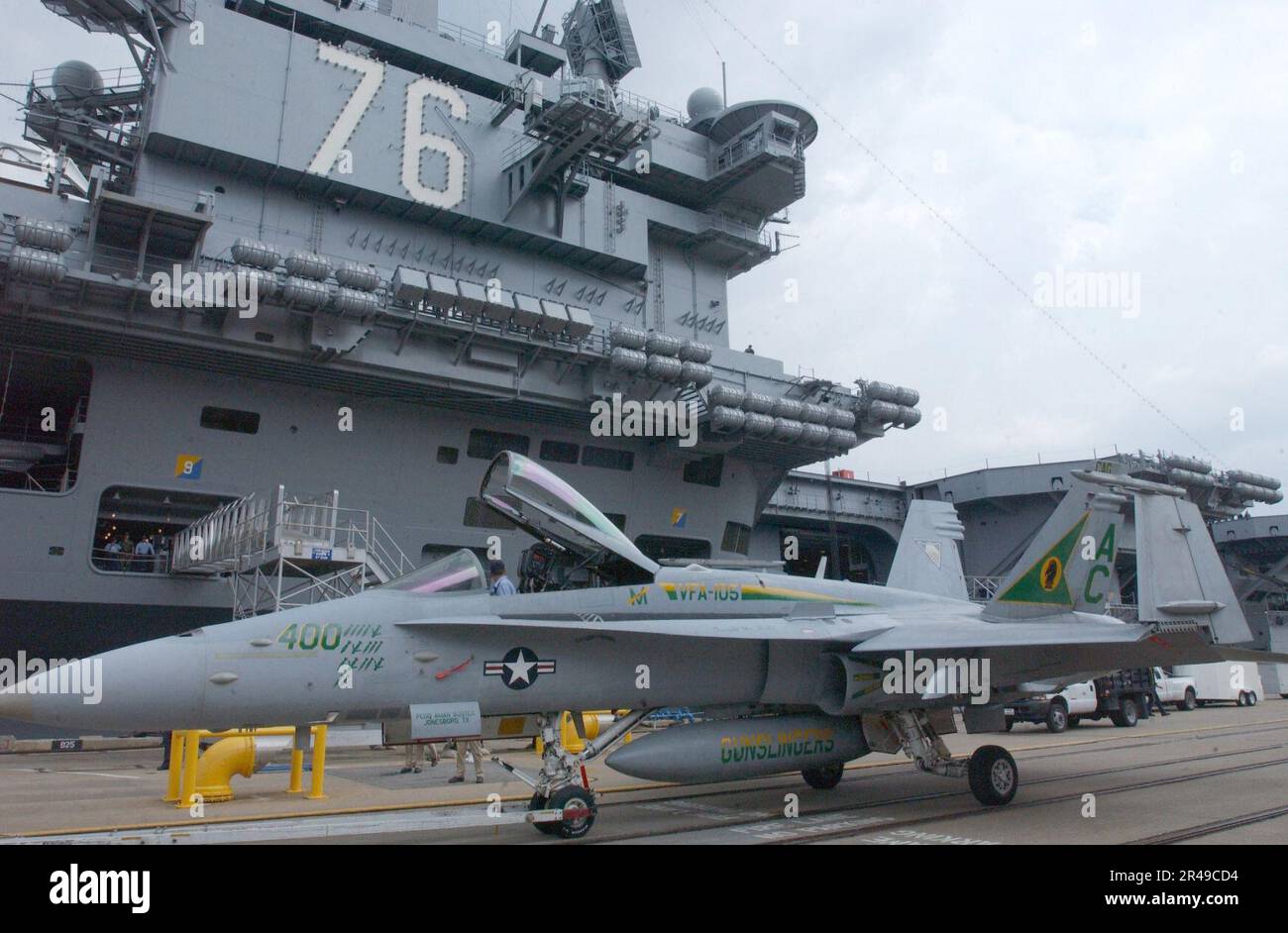 US Navy An F-A-18 Hornet attached to the Gunslingers of Strike Fighter ...