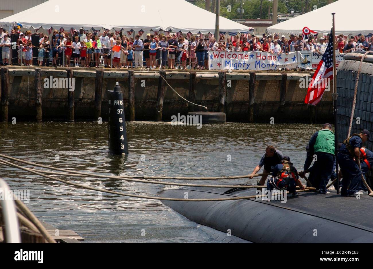 US Navy Sailors aboard the fast-attack submarine USS Montpelier (SSN ...