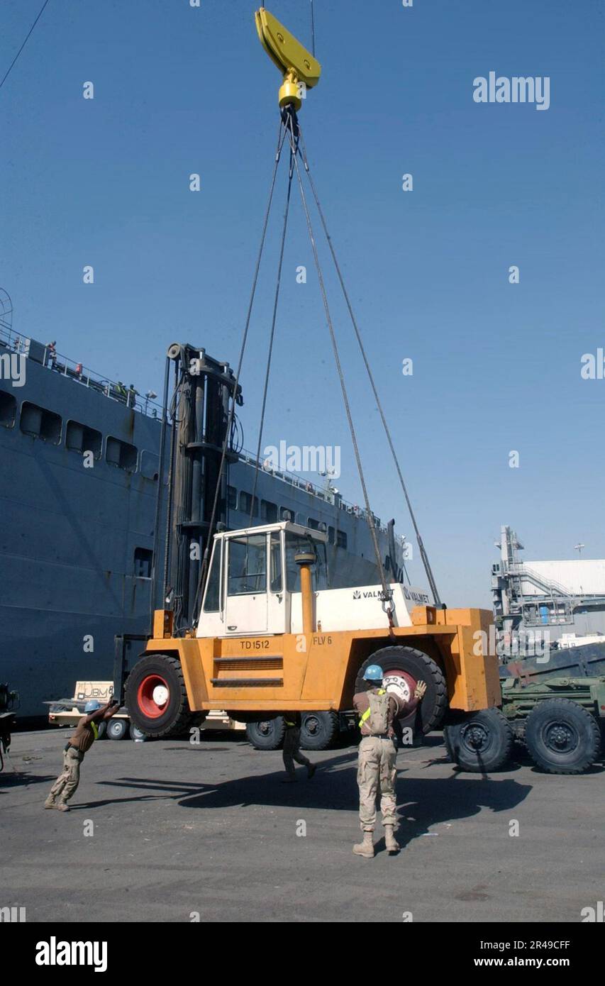 US Navy Members of the Navy's cargo handling and port group (NAVCHAPGRU ...