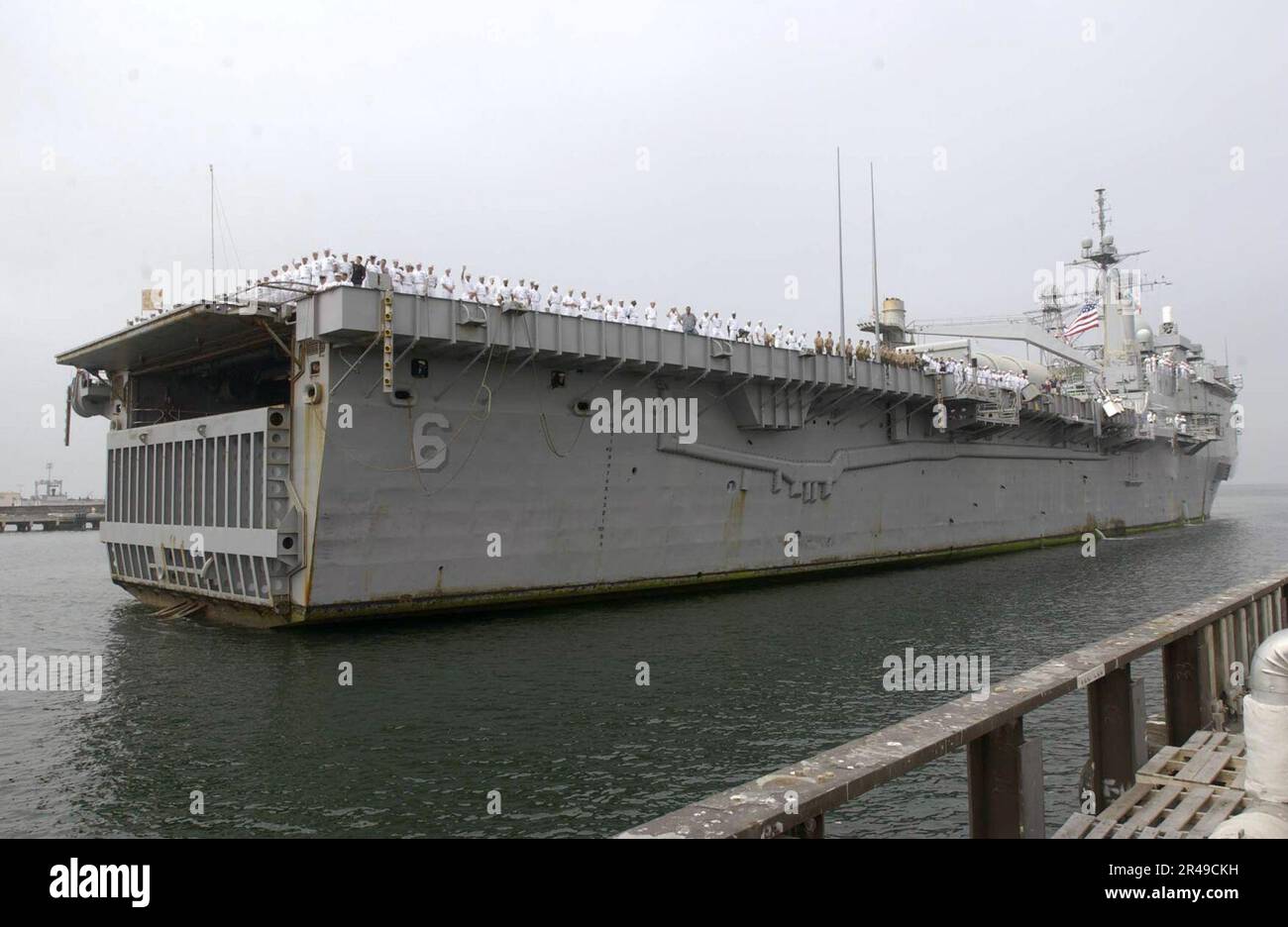US Navy USS Duluth (LPD 6) pulls into her berth Stock Photo - Alamy