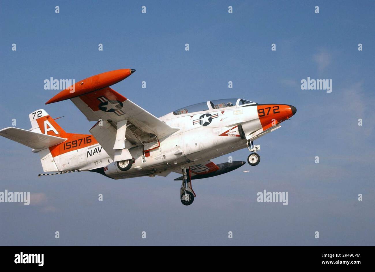 US Navy A T-2C Buckeye flies over the flight deck Stock Photo - Alamy