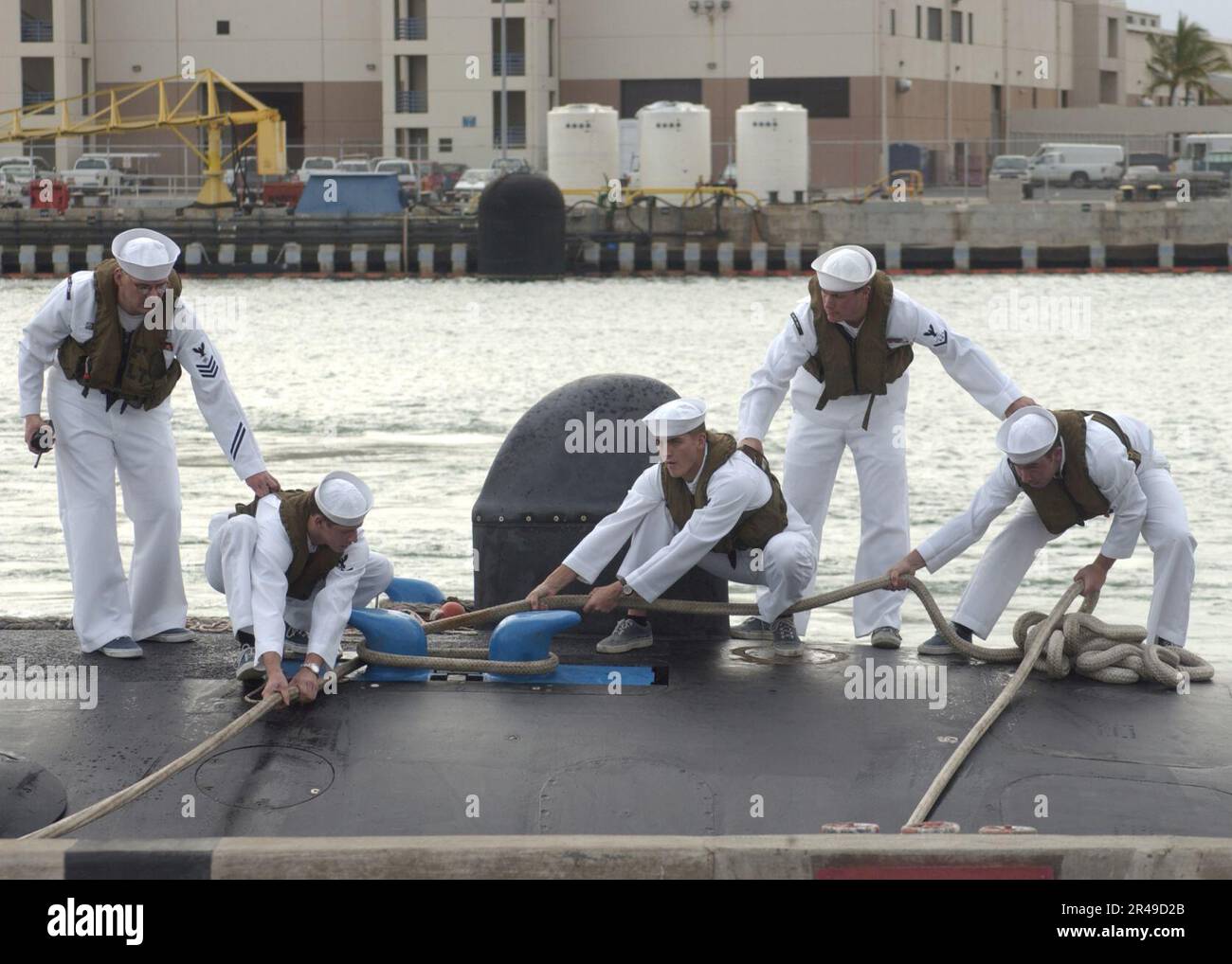 US Navy Linehandlers aboard the Los Angeles class attack submarine USS ...