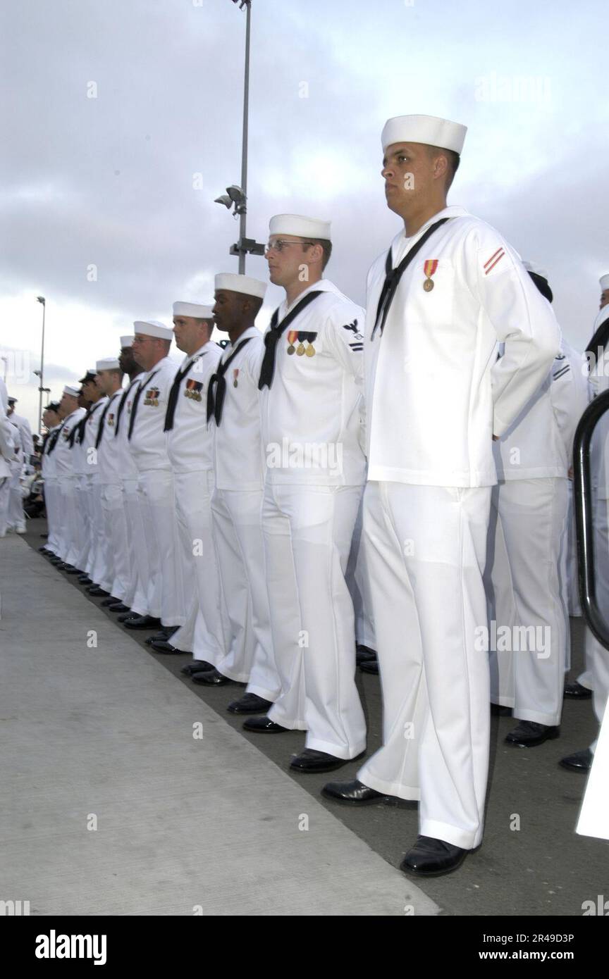 US Navy Sailors assigned to the Arleigh Burke Class destroyer USS ...
