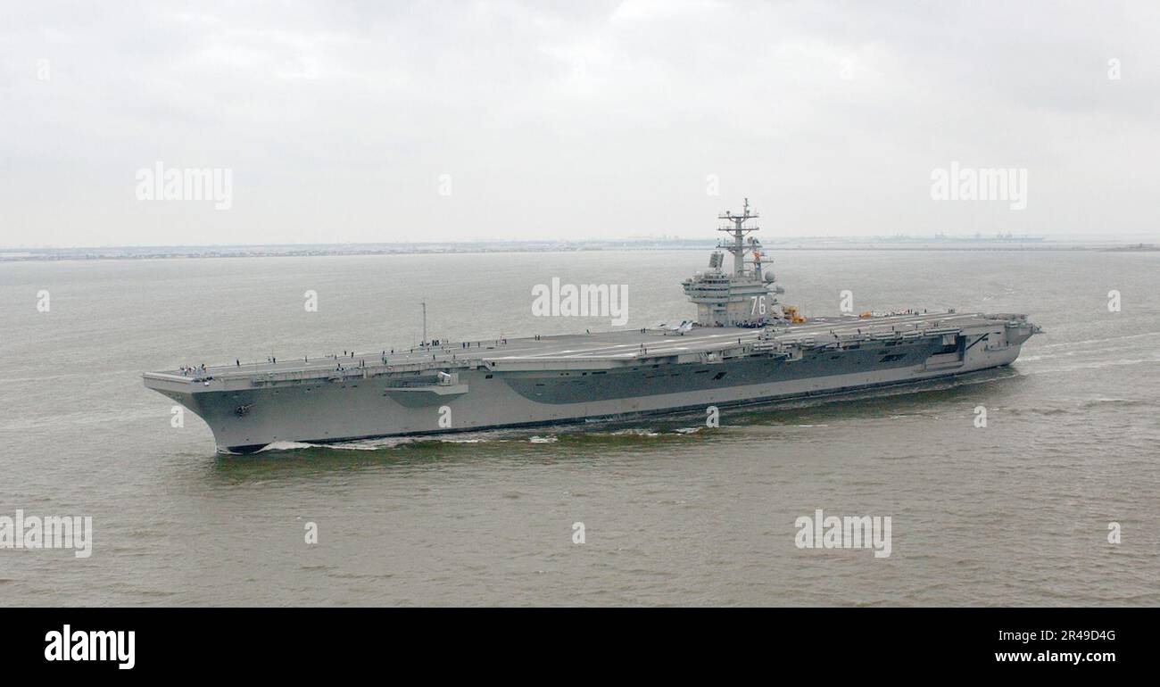 US Navy USS Ronald Reagan (CVN 76) steams through the Atlantic Ocean ...