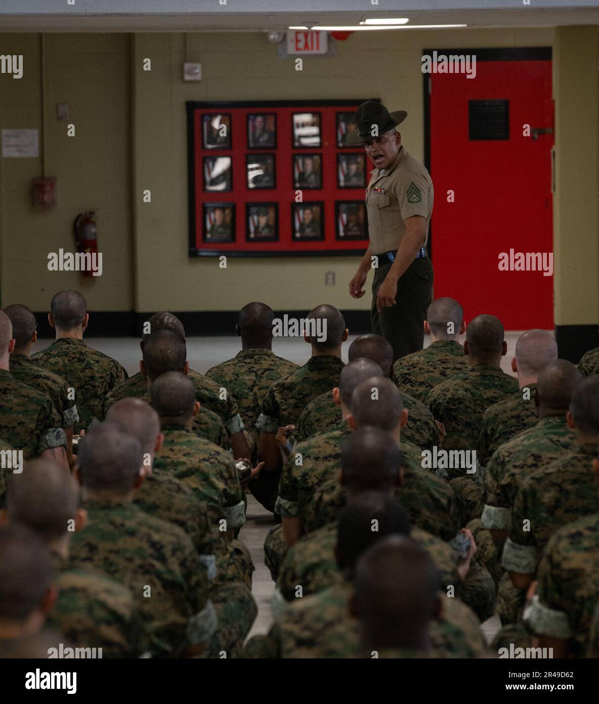 A senior drill instructor with Bravo Company, 1st Recruit Training ...