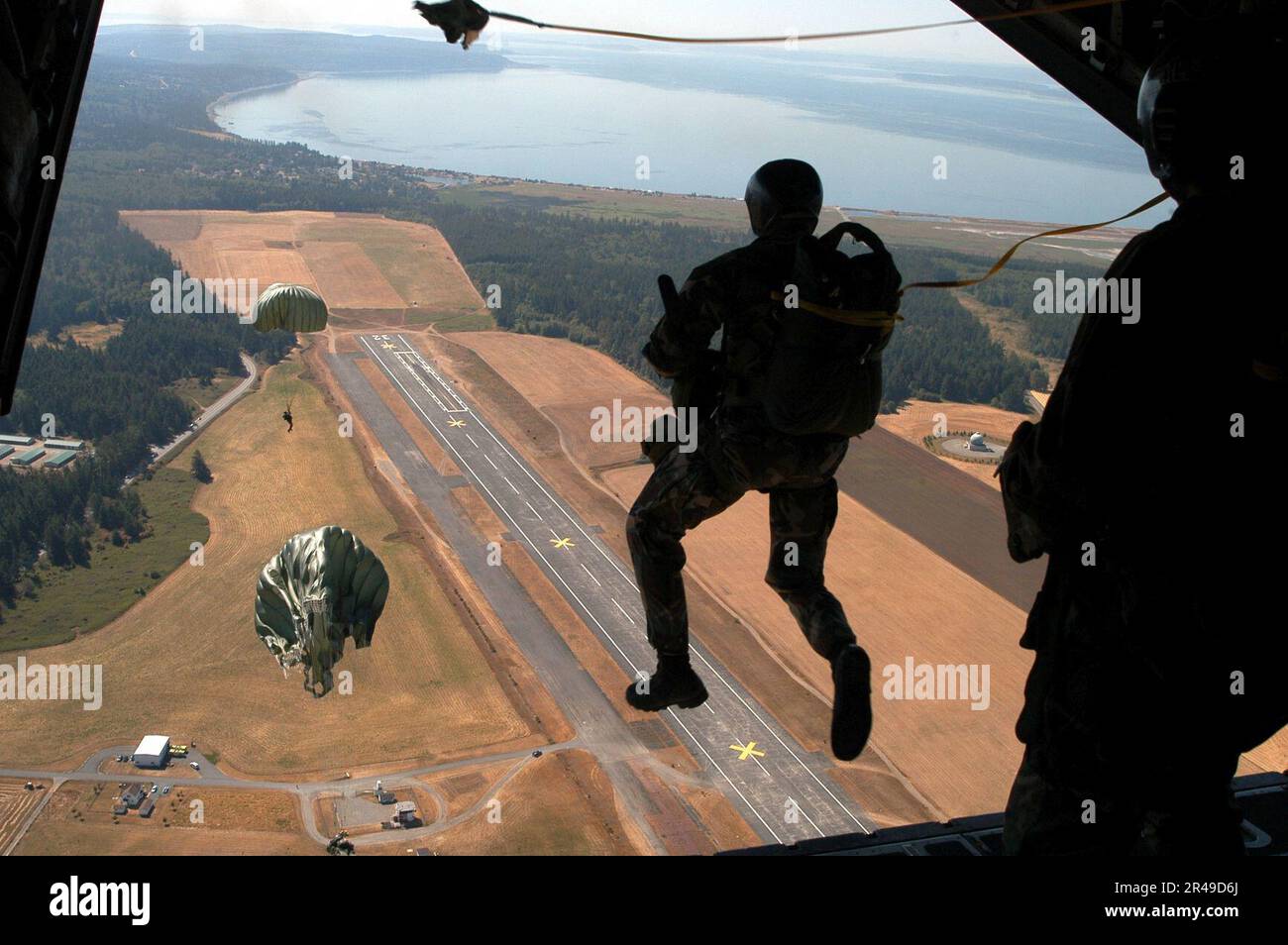 US Navy Members of Explosive Ordnance Disposal Mobile Unit Eleven ...
